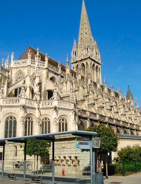 Église Saint-Pierre - Conciergerie Beauséjour